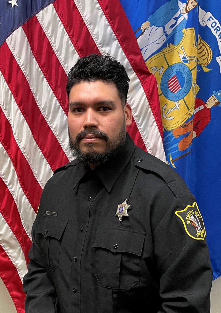 Un ancien gardien de prison du comté de Sauk inculpé de trois chefs d'accusation pour avoir pris ...